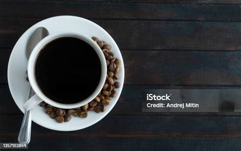 나무 배경에 커피 콩이 있는 에스프레소 커피 한 잔 카피스페이스 인스턴트 커피에 대한 스톡 사진 및 기타 이미지 인스턴트 커피 컵 0명 Istock