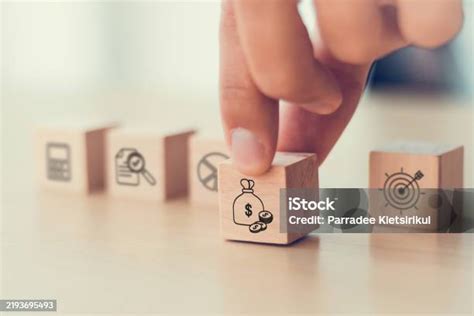 재무 및 예산 계획 및 관리 개념 금융 아이콘을 표시하는 나무 블록을 손으로 넣어 금융 예산 계획 돈 절약 투자 경제 성장을 상징합니다 0명에 대한 스톡 사진 및 기타