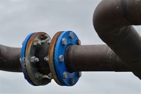 냉각탑 에어컨 및 플랜지와 볼트가 있는 난방 공장에 연결된 공기 중의 실외 대형 강철 또는 금속 수도관 0명에 대한 스톡 사진 및 기타 이미지 Istock