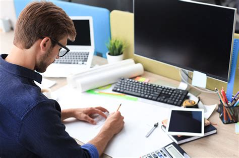 그의 사무실에서 디자인에 작업 잘 생긴 남성 건축가의 샷 건축가에 대한 스톡 사진 및 기타 이미지 건축가 경영자 계획 Istock