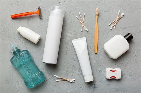 입욕 제품 탑 뷰 플랫 레이 스파 면도기 치약 비누 젤 및 기타 다양한 액세서리를위한 모형 피부 건강을위한 화장품 로고를위한 목욕 모형 0명에 대한 스톡 사진 및 기타