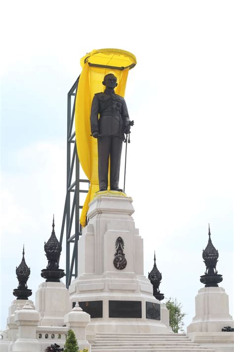 ประมวลภาพ ประชาชนเฝ้าฯรับเสด็จ ในหลวง พระราชินี ทรงเปิดพระบรมราชานุสาวรีย์ ร 9