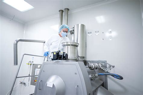 의약품 제조 중 실험실에서 기계에서 작업하는 것을 본 보호 복을 착용 한 여성 Stem 주제에 대한 스톡 사진 및 기타 이미지 Stem 주제 건강관리와 의술 공장