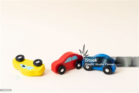 세 개의 미니 장난감 자동차 충돌 구급차와 경찰차가 도움을 받고 있습니다 자동차 사건 빠른 운전에 0명에 대한 스톡 사진 및 기타 이미지 Istock