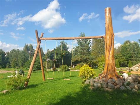 Качели с огромным корнем