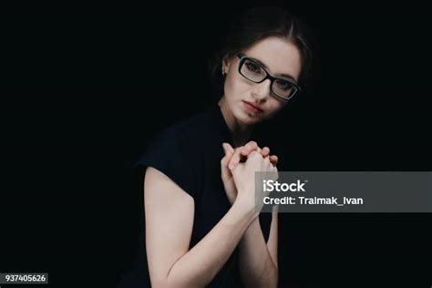 검은색에 사무실에 서 서 자신감 아름 다운 젊은 비즈니스 우먼의 클로즈업 초상화 갈색 머리에 대한 스톡 사진 및 기타 이미지 갈색 머리 개념 검은색 Istock