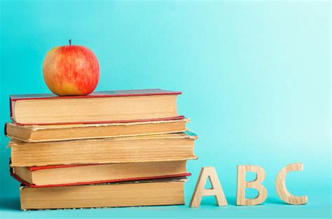 교육의 개념입니다 애플 책 및 정리 Alphabe 파란색 배경 텍스트 학교에 다시 복사 공간 배치 0명에 대한 스톡 사진 및 기타 이미지 Istock