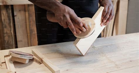 목공 작업장에서 아들을 가르치는 돌보는 아프리카계 미국인 아버지의 클로즈업 나무 조각에 손을 대고 공간을 복사합니다 사진 Unsplash의 목수 이미지