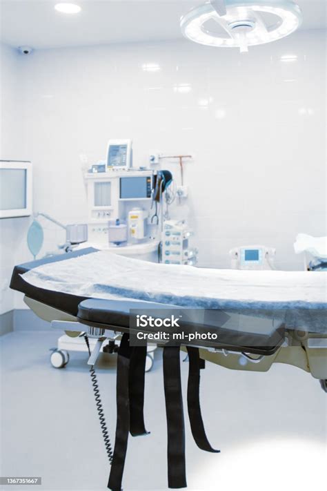 빈 내부 수술실과 병원의 현대적인 장비 블루 톤 스타일로 외과 수술 응급 환자를위한 의료 장치 생명을 구하는 의료 서비스 개념 Theatrical Performance에