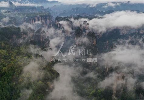 湖南张家界云绕峰林美如画 人民图片网