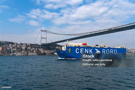 화창한 날 보스포러스 해협의 술탄 메흐메드 파티흐 다리 아래를 지나는 화물선 Cenk Roro 터키 이스탄불 0명에 대한 스톡 사진 및 기타 이미지 Istock