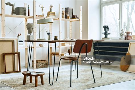 세련된 가구 나무 이젤 책장 예술품 페인팅 액세서리 장식 및 우아한 개인 물건으로 독특한 예술가 작업 공간 인테리어 예술가를위한