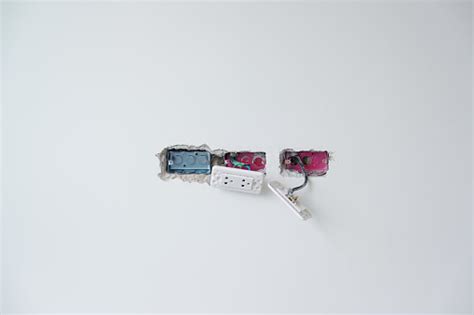 석고 아래의 전기 배선 콘크리트에 소켓을위한 숨겨진 설치 케이블 주택 및 아파트 개념의 개조 수리 및 개발 0명에 대한 스톡 사진 및 기타 이미지 Istock