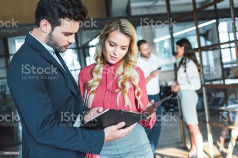 동료 사무실에서 뒤에 대화를 나누는 일을 논의 하는 비즈니스맨 기업 문화에 대한 스톡 사진 및 기타 이미지 기업 문화 기업 비즈니스 남자 Istock