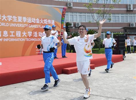 成都第31届世界大学生夏季运动会火炬传递在我校成功举行 党委办公室、校长办公室