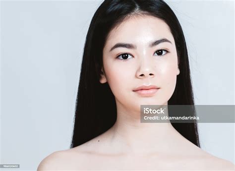 아름다움 아시아 여자 얼굴 초상화입니다 아름 다운 스파 모델 완벽 한 신선한 깨끗 한 피부를 가진 여자 여성 미소입니다 갈색 머리에 대한 스톡 사진 및 기타 이미지 Istock