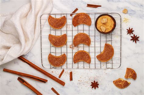 갈색 설탕과 스타 아니스 향신료를 곁들인 갓 구운 수제 계피 쿠키 차와 커피와 크리스마스 치료 선택적 초점 상단 보기 갈색에 대한 스톡 사진 및 기타 이미지 Istock