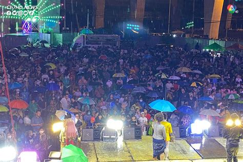 ข่าวระเบียบวาทะศิลป์ ปลื้มใจแฟนคลับเวทีหมอชิต 2 กางร่มดูหมอลำท่ามกลางสายฝน