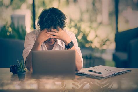 사무실에서 노트북에서 작업 하는 동안 그의 머리를 잡고 하는 젊은 사업가 노트북에 대한 스톡 사진 및 기타 이미지 노트북 마음이 산란해진 스마트시계 Istock