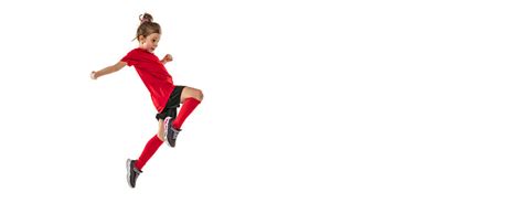 소녀 어린이 축구 선수의 전체 길이 초상화 유니폼 훈련 흰색 배경 에 고립 된 무릎으로 공을 발로 전단 흰색 배경에 대한 스톡 사진 및 기타 이미지 Istock