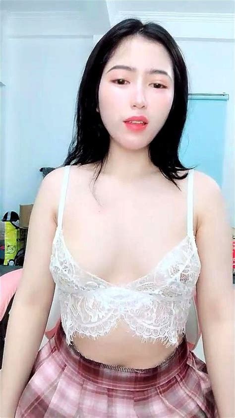 Watch 国产 小雪在等你顶级美臀一线天肥穴骚女，撩起短裙翘屁股扭动，掰开小穴对着镜头，揉捏白嫩奶子，拍打屁股诱惑 国产 美臀 Cam Porn Spankbang