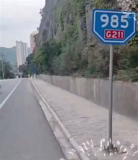 陕西有一块985和211路牌 寓意美好 高考加油