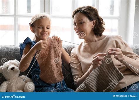 Nära Mogen Farmor Och Barnbarn Som Knullar Ihop Arkivfoto Bild Av