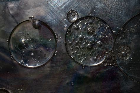 흑백 배경 매크로 이미지 흐릿한 물방울 추상적 인 벽지 배경으로 오일 버블을 닫습니다 검은색에 대한 스톡 사진 및 기타 이미지 Istock