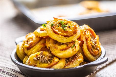 Слойки с беконом и сыром простой и вкусный рецепт как приготовить пошагово