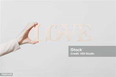 여자 들고 나무 빛 단어 가까이 사랑 손잡고에 고립 된 흰색 배경 광고에 대 한 공간을 복사 합니다 와 텍스트에 대 한 장소 성 발렌타인의 날 또는 국제 여성의 날 개념 2