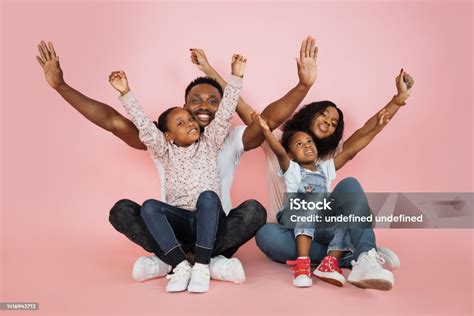 젊은 아프리카 계 미국인 부모는 두 팔을 벌려 어린 딸들과 시간을 보냅니다 새생명에 대한 스톡 사진 및 기타 이미지 새생명 일체감 가족 Istock