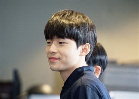 계피 On Twitter 무뚝뚝하게 벽치는 얼굴만 보다 어쩌다 한 번 설핏 웃는 얼굴 본 날은 종일 신경쓰여 대본도 눈에 안 들어올 재질 예쁜 여자 잘생긴 남자 주위에