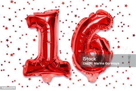 빨간 호일로 만든 풍선의 번호 스팽글이 달린 흰색 바탕에 숫자 16 비문이있는 생일 인사말 카드 16 숫자 숫자 축하 이벤트 0명에 대한 스톡 사진 및 기타 이미지 Istock