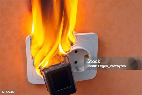 벽에 전기 콘센트를 굽기 화재 보험 개념 결함이있는 배선 아파트에서 화재의 원인 전기 연료 및 전력 생산에 대한 스톡 사진 및 기타 이미지 전기 연료 및 전력 생산