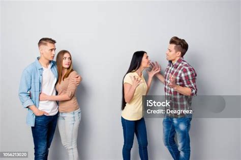 아내와 남편 싸움 한순간 그들의 친구와 함께 밝은 회색 배경에 고립 Bewildered 당황된 친구 가까이 서 서 언쟁에 대한