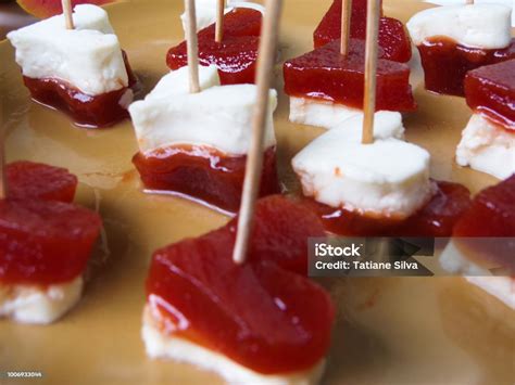 로미오와 줄리엣은 치즈와 구아바 만든 전통적인 브라질 디저트 이다 이 조합은 파이 아이스크림 롤 잼 Mousses 피자 과자 등의 형태로 수 있습니다 고이아바다에 대한 스톡