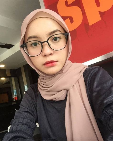 Perempuan Cantik Pakai Cermin Mata Kimberly Cornish