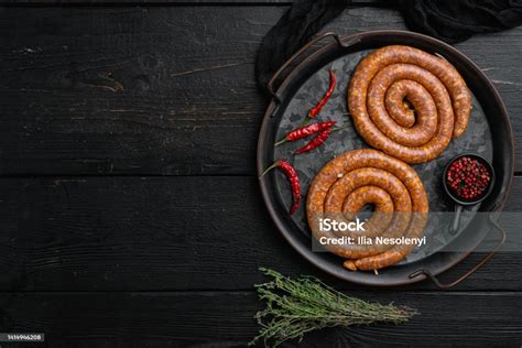 생고기 소시지 검은 나무 테이블 배경 평면도 플랫 레이 텍스트를위한 복사 공간 검은색에 대한 스톡 사진 및 기타 이미지 검은색 고기 나선형 Istock