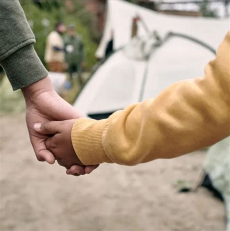 Милионер случайно видя на улицата непознато момиче със същото рождено петно като неговото и ето