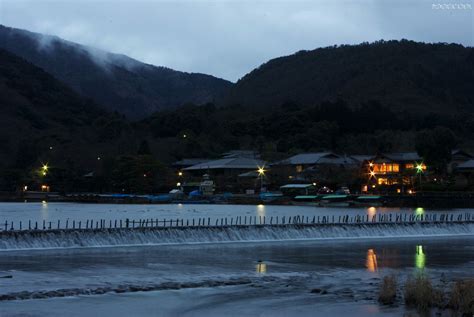 日没直後の川縁 GANREF