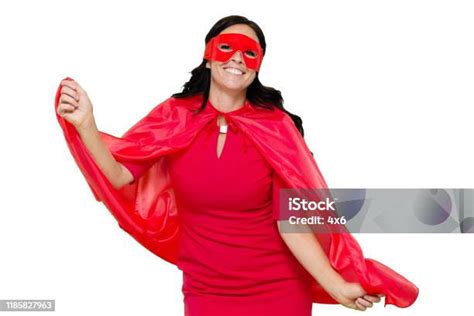 정면보기 1 인 허리 까지 성인 아름다운 검은 머리 긴 머리 백인 여성 젊은 여성 슈퍼 우먼 슈퍼 히어로 영웅 댄스 운동 복장 아이 마스크 마스크 위장 의상 케이프 의류