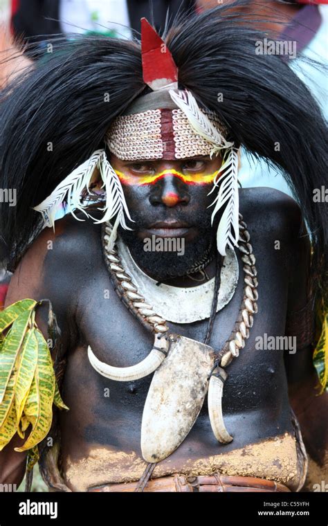 Pimaga Tribesman Von Papua Neu Guinea Stockfotografie Alamy