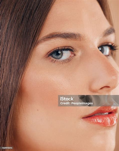 메이크업 아름다움 및 스튜디오 배경에 대한 화장품 마케팅 스파 스킨 케어 및 자기 관리를위한 여성의 얼굴 럭셔리 줌 피부과 및 미용 웰빙과 광채를 가진 모델의 초상화 20