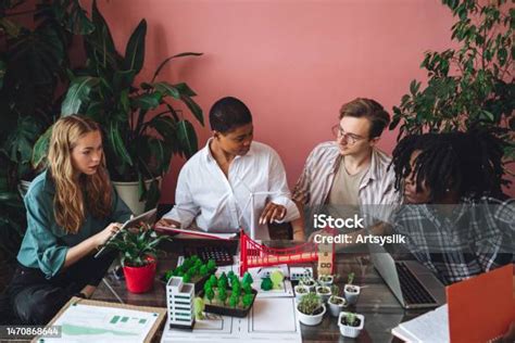 재생 가능한 녹색 에너지 원 대체 전기 폐기물 재활용을 통해 현대 도시 건축 프로젝트에 참여하는 국제 다양한 학생 그룹 브레인 스토밍 아이디어 사업 계획 20 24세에 대한