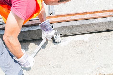 工地上建筑工人的繁重工作