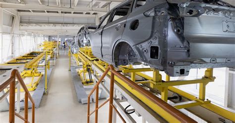 차체는 조립 라인에 있습니다 자동차 생산 공장 현대 자동차 산업 하이테크 기업에서 도색되기 전에 점검 중인 자동차 사진 Unsplash의 공장 이미지