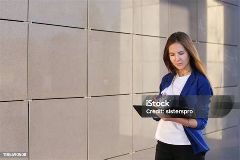 젊은 성인 여학생 학생이 손 일기 노트북 학생들의 일 숙제를 들고 비즈니스 센터를 배경으로 펜을 씁니다 여자에 대한 스톡 사진 및 기타 이미지 Istock