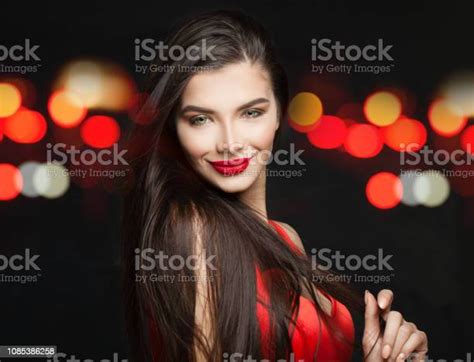 검은 카니발 마스크 긴 머리 및 Bokeh 스파클과 검은 바탕에 빨간색 입술 메이크업에 행복 하 게 웃는 여자 패션 모델 갈색 머리에 대한 스톡 사진 및 기타 이미지