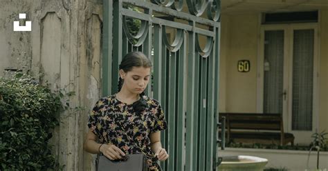 문 앞에 서있는 사람 사진 Unsplash의 무료 의복 이미지