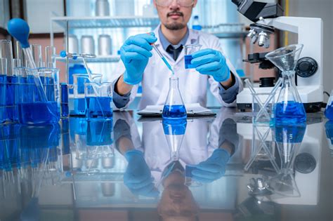 과학 및 의학 과학자 분석 및 유리 웨어에 샘플을 삭제 유리 웨어에 실험실에서 화학 액체를 포함 하는 실험 Dna 구조 혁신 및 기술 Dna에 대한 스톡 사진 및 기타